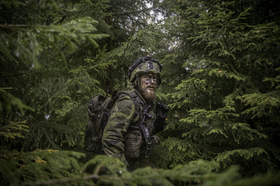 Švédský voják se chystá k boji proti Rusku. Na cvičení Aurora 17 byla i ...