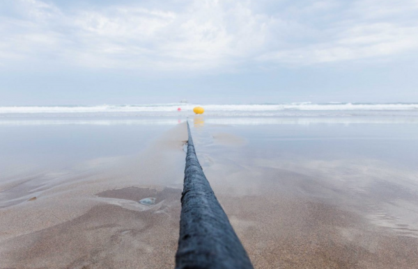 Facebook a Microsoft natáhli pod mořem internetový kabel mezi USA a ...