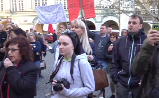 Lidé v Praze demonstrovali proti Babišově vládě. A chystají další ...